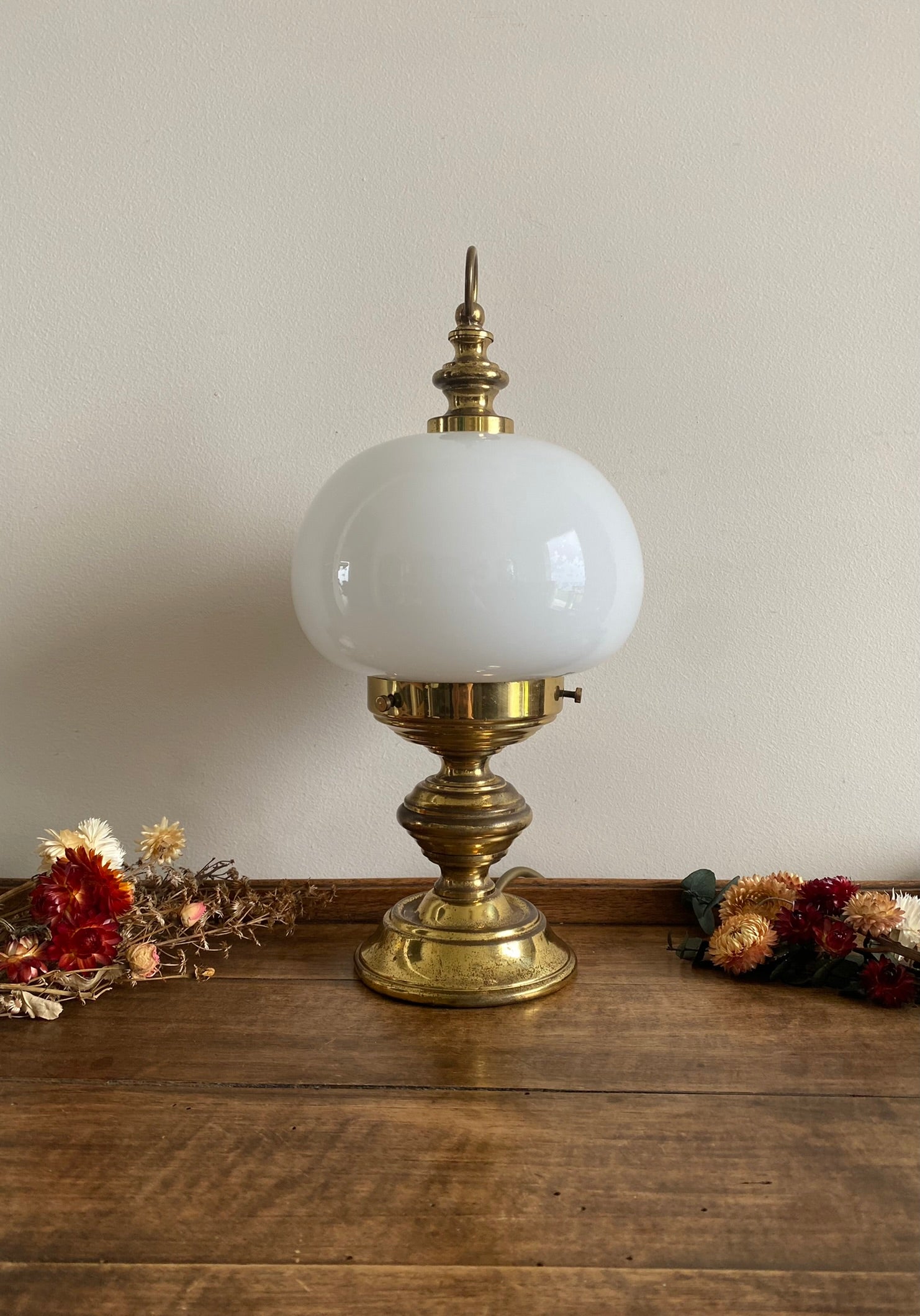Lampe à poser en en laiton globe en opaline | Ma Cabane Vintage